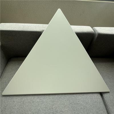 穴があいた音響の三角アルミニウムは天井板1000x1000x1000MMで置く