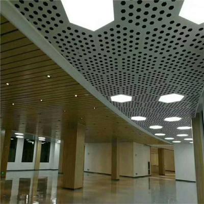 Cina Alluminio esagonale Clip-nel soffitto per la decorazione della parete di Convention Center in vendita