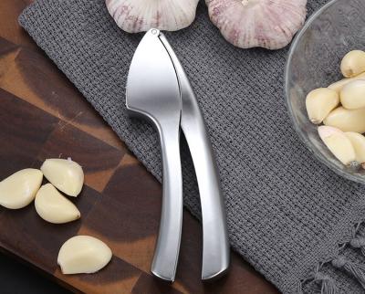 中国 食品級 ガーリックプレス ミンサー ジンジャークラッシャー 皮革機 スプレッサー 16*3cm マルチ キッチン  Grater 販売のため