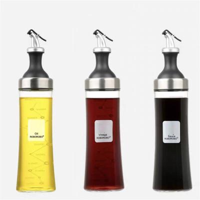 Cina Serbatoio di olio di vetro ad alto borosilicato per uso domestico con becco curvo e misura di controllo dell'olio in vendita