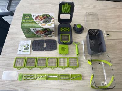 Cina 22pcs Slicer di verdura Dicer con maniglia del cestino di scarico e tagliatore di mandolina sostenibile in vendita