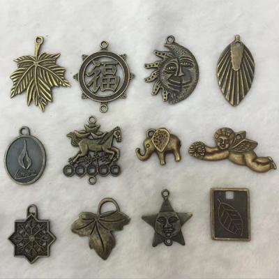 China Vintage Ornate Cast Metal harms Pendants Letter Plates Zinc Alloy Bronze Charm Pendant Necklaces Diy Accessories for sale
