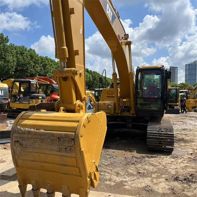 Caterpillar 320CL Excavator side view