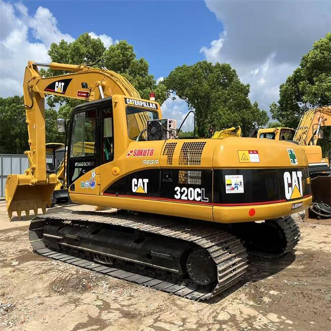 Caterpillar 320CL Excavator front view