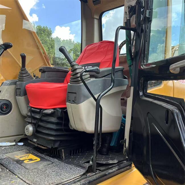 Caterpillar 320CL Excavator engine compartment