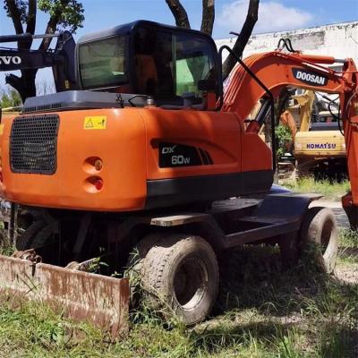 China 2560 Werktijden Doosan Mini Wheel Digger DX 60W Gebruikte 6 Ton Wheel Shovel in Shanghai Te koop