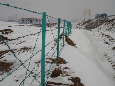 Китай Высокая растяжимая гальванизированная загородка колючей проволоки продается