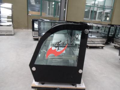 China Kleine Gebogen Glas Gekoelde Countertop van de BakkerijVitrine Spiegels/Staalbasis Te koop
