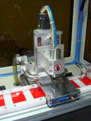 中国 PLCサーボ制御カードフライス盤およびエンベディングマシン 6.5KW ISO CR80 IEC 7810 販売のため