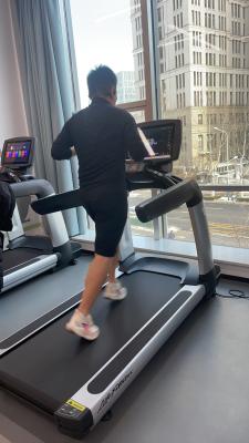 China 45-47 cm breedte elektrische aandrijving staal loopband machine voor commerciële fitnessapparatuur Te koop