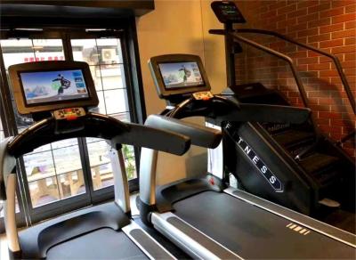 China 45-47 cm breedte elektrische aandrijving staal loopband machine voor commerciële fitnessapparatuur Te koop