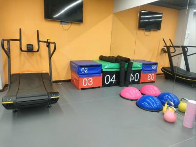 China Niet-vouwbare, zelfopwekkende stalen gebogen loopband voor commerciële fitnessfaciliteiten Te koop