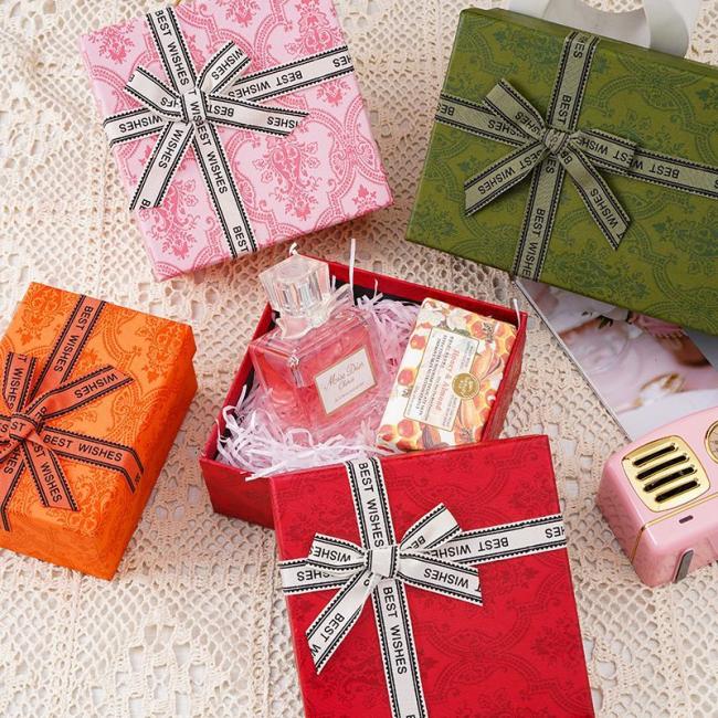 Solid Color Advanced Custom Logo Printing Fashionable Rigid Cardboard Packaging Apparel and Shoes Gift Box with Straps