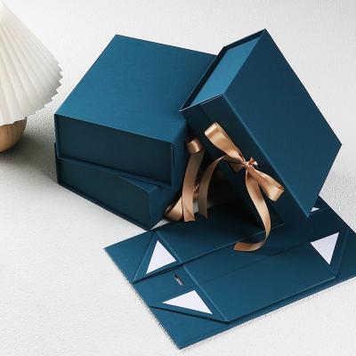 China Caja de regalo de lujo personalizada con papel plegable de cierre magnético en venta