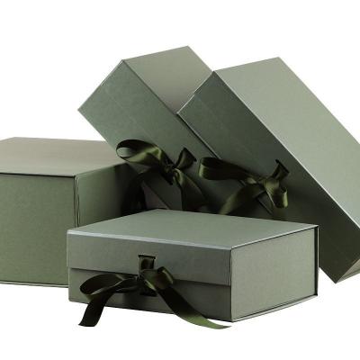 China Caja de regalo de lujo personalizada con papel plegable de cierre magnético en venta