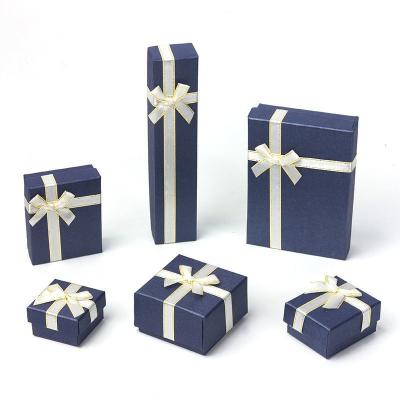 Cina Confezione carta cartonata su misura Scatola gioielleria regalo con inserto di schiuma e carta di materiale riciclato al 100% in vendita