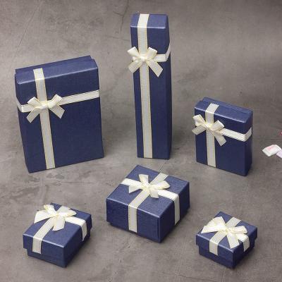 Cina Confezione carta cartonata su misura Scatola gioielleria regalo con inserto di schiuma e carta di materiale riciclato al 100% in vendita