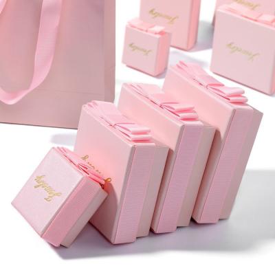 Cina Gioielli rosa Scatola regalo Eco-friendly Stampaggio a caldo Scatola di imballaggio in carta di lusso in vendita