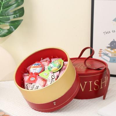 China Uma linda caixa de presente personalizada de papelão com alça de couro PU e fecho magnético à venda