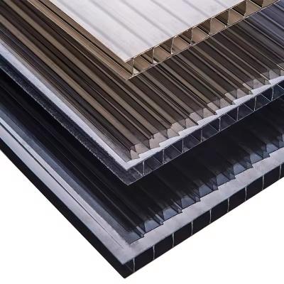 China Twin Wall Polycarbonate Sheet Clear 8mm Twin Wall Roofing UV Blocking Polycarbonate Sheet voor commerciële kas Te koop