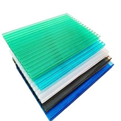 China Hoja de PC transparente Twinwall 8mm/10mm Hojas de plástico de sol policarbonato borde circular Hoja hueca de policarbonato para el panel del techo en venta