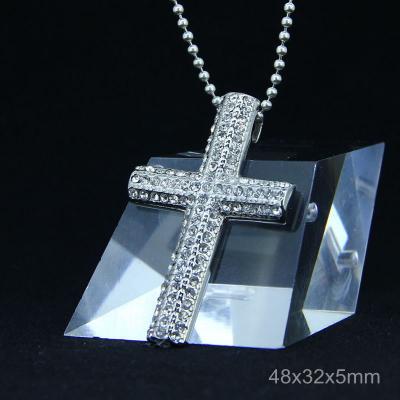 China Cruz cristalina de moda del embutido de las piedras de la CZ del acero inoxidable más el colgante LDC104 del collar del símbolo en venta