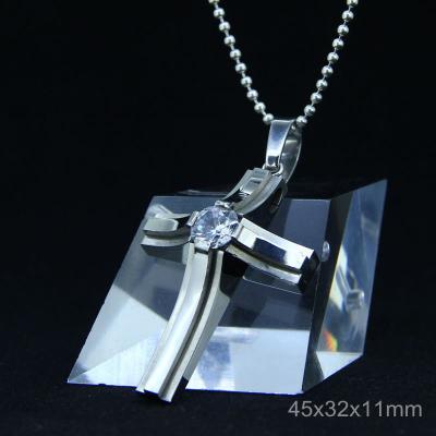 China Cruz cristalina de moda del embutido de las piedras de la CZ del acero inoxidable más el colgante LDC120 del collar del símbolo en venta