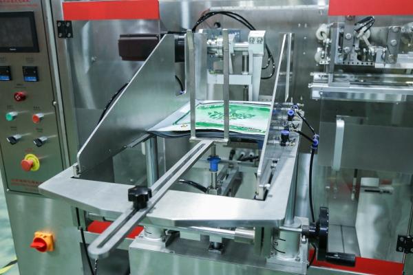 Automatische horizontale pesticide vulmachine 15-40 zakken / minuut Krachtige vul- en afdichtmachine