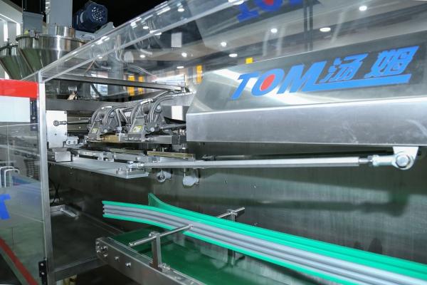 Automatische horizontale pesticide vulmachine 15-40 zakken / minuut Krachtige vul- en afdichtmachine