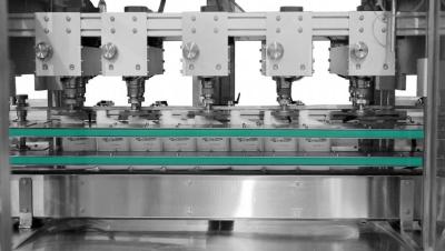 China Máquina lineal automática de taponamiento de botellas de acero inoxidable 6000BPH en venta