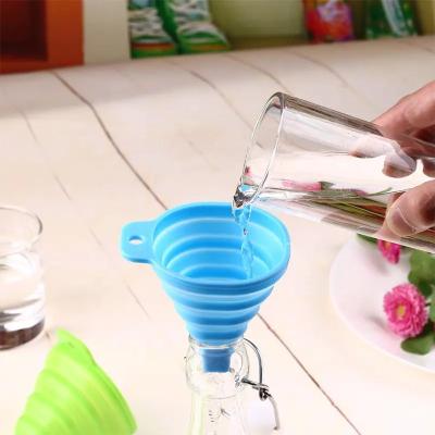 Cina Imbuto pieghevole del silicone del prodotto a perfetta tenuta della cucina per il trasferimento liquido della polvere in vendita