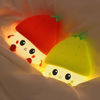 Cina Luce Notturna Per Bambini Carino Silicone Bambineria Fragole Lampada Per Bambino E Bambino Kawaii Lampada Timer A Lungo Il Letto Lampada Per Camera Bambino in vendita