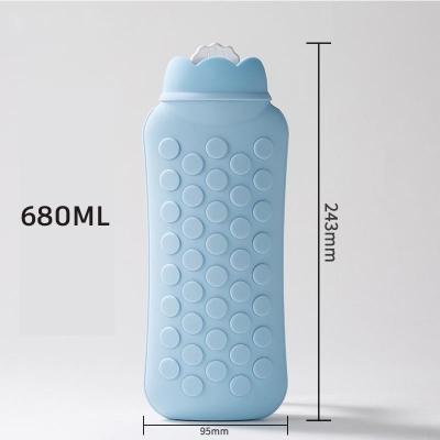Cina Bottiglie d'acqua calda in gomma naturale libere da BPA Sacchetto di acqua calda di grande capacità durevole per alleviare il dolore in vendita