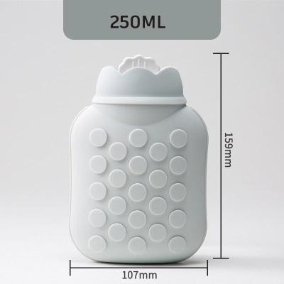 Cina Bottiglie d'acqua calda in gomma naturale libere da BPA Sacchetto di acqua calda di grande capacità durevole per alleviare il dolore in vendita