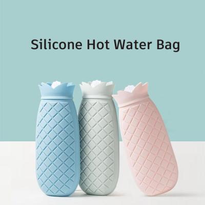 Cina Bottiglie d'acqua calda in gomma naturale libere da BPA Sacchetto di acqua calda di grande capacità durevole per alleviare il dolore in vendita