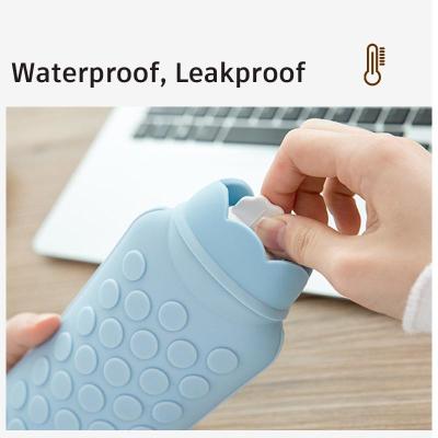 Cina Bottiglie d'acqua calda in gomma naturale libere da BPA Sacchetto di acqua calda di grande capacità durevole per alleviare il dolore in vendita