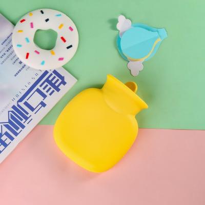 Cina 350ml Sacchetto di bottiglia d'acqua calda carina con coperchio rimovibile per regali di Natale per bambine in vendita