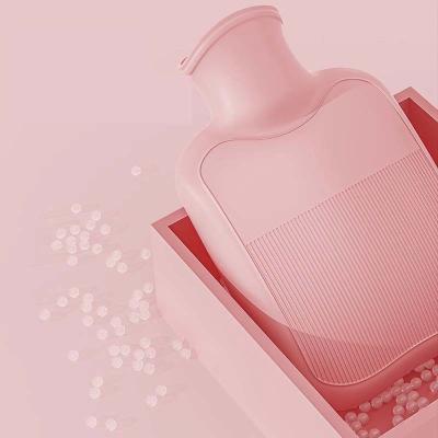 Cina Bottiglia di acqua calda di gomma con coperchio morbido, sacchetto di acqua calda da 2 litri per alleviare il dolore. in vendita