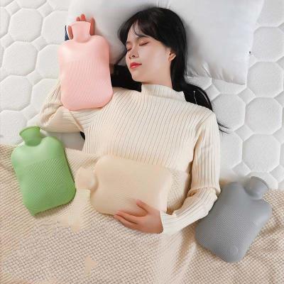 Cina Bottiglia di acqua calda di gomma con coperchio morbido, sacchetto di acqua calda da 2 litri per alleviare il dolore. in vendita