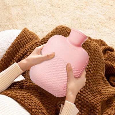 Cina Bottiglia di acqua calda di gomma con coperchio morbido, sacchetto di acqua calda da 2 litri per alleviare il dolore. in vendita