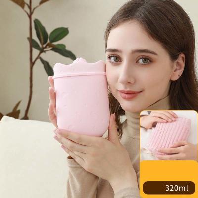Cina Bottiglia d'acqua calda siliconica a contatto morbido impermeabile per alleviare il dolore in vita schiena collo spalle Theopy in vendita