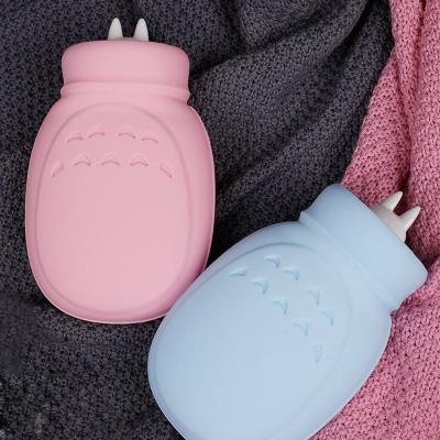 Cina Bottiglia di acqua calda in silicone senza BPA 2L per alleviare il dolore articolare in vendita