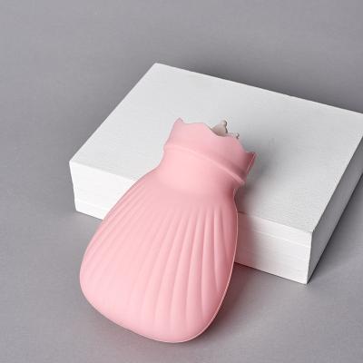 Cina Bottiglia di acqua calda in silicone senza BPA 2L per alleviare il dolore articolare in vendita