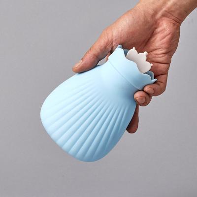 Cina Bottiglia di acqua calda in silicone senza BPA 2L per alleviare il dolore articolare in vendita