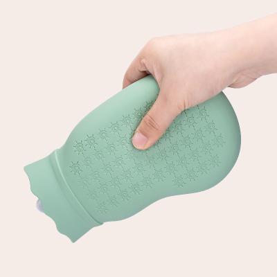 Cina Bottiglia di acqua calda di gomma impermeabile da 500 ml con copertura morbida per il riscaldamento del letto mestruale in vendita
