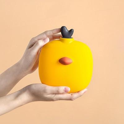 Cina Sacchetto di bottiglia di acqua calda di gomma classica impermeabile con copertura morbida Compressa calda e terapia a freddo Regali di Natale in vendita