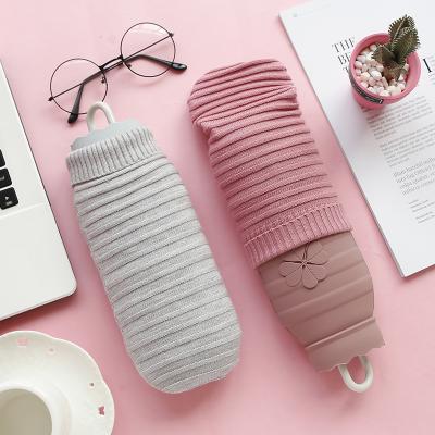 Cina Cappuccio a vite antiperdita Bottella di acqua calda in silicone classica per il riscaldamento del letto mestruale in vendita