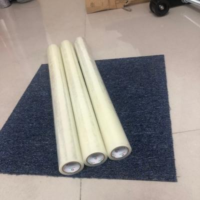 Cina 1.5 Inch Tube 24inch * 100ft Temporary Self Adhesive Carpet Protection Film Film di protezione per tappeti per scale in vendita
