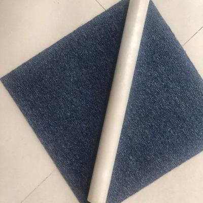 Cina 1.5 Inch Tube 24inch * 100ft Temporary Self Adhesive Carpet Protection Film Film di protezione per tappeti per scale in vendita