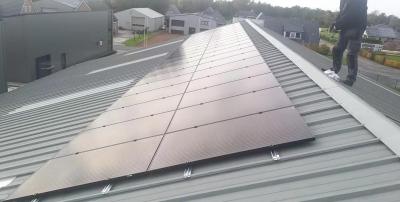 Cina IP68 un pannello solare monocristallino da 335 watt per i sistemi di energia solare del tetto in pieno neri in vendita